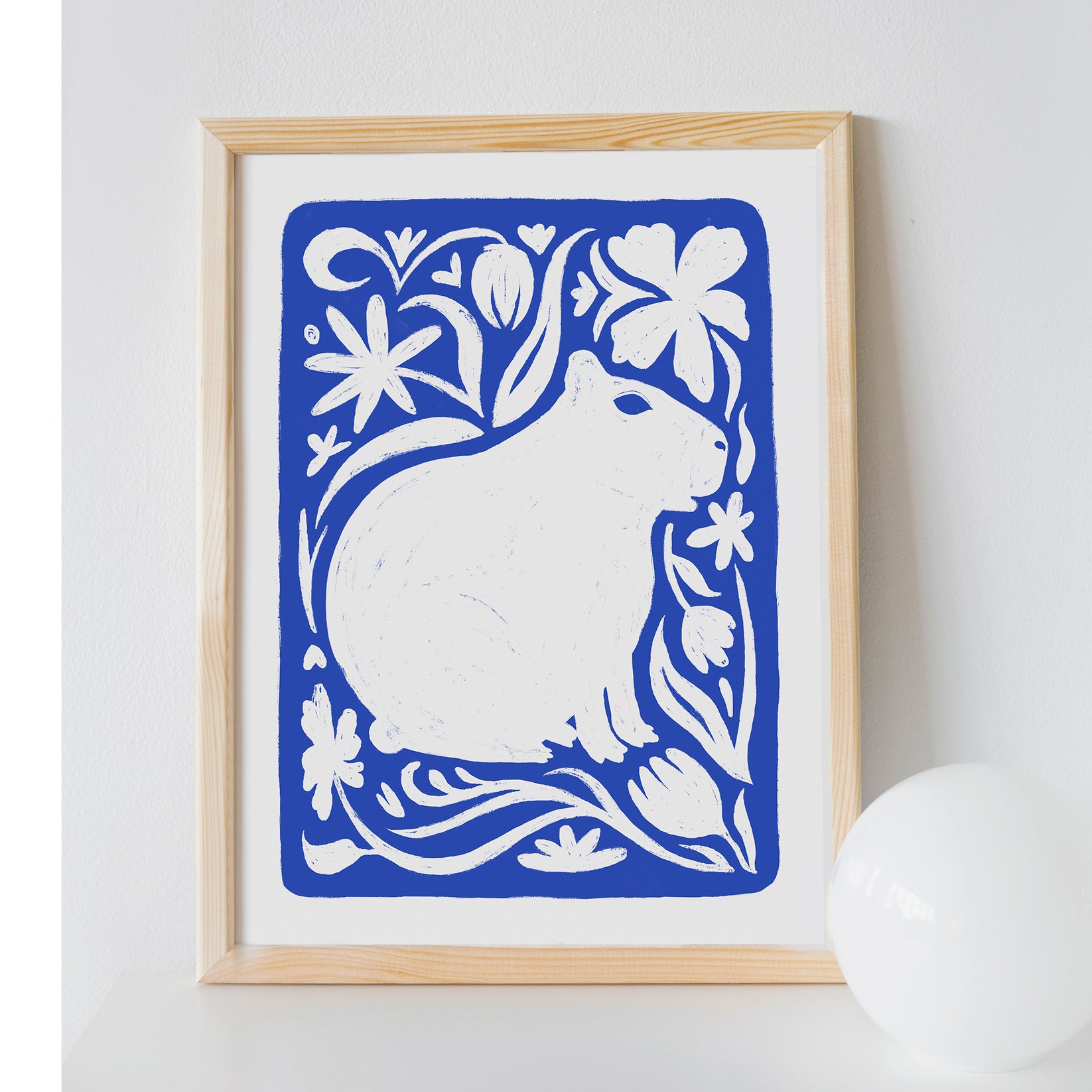 Póster Capibara Azul – Ilustración Tierna y Moderna – Raandom Art Store